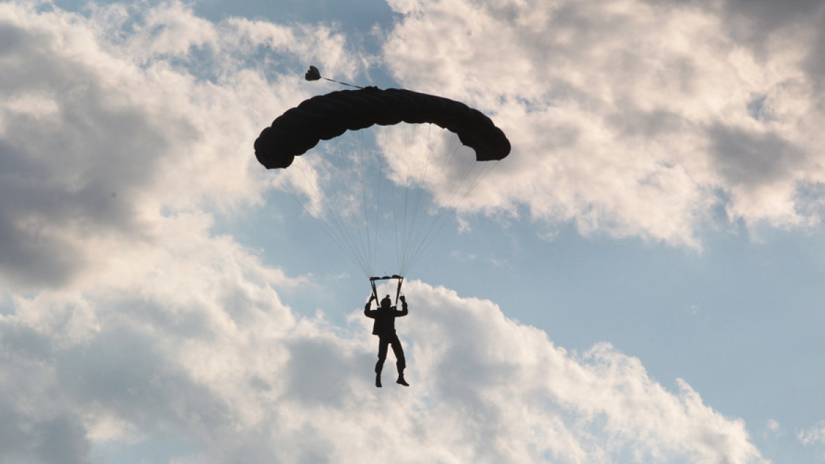 Greek parachutist tragically dies after night free fall – The Greek Herald