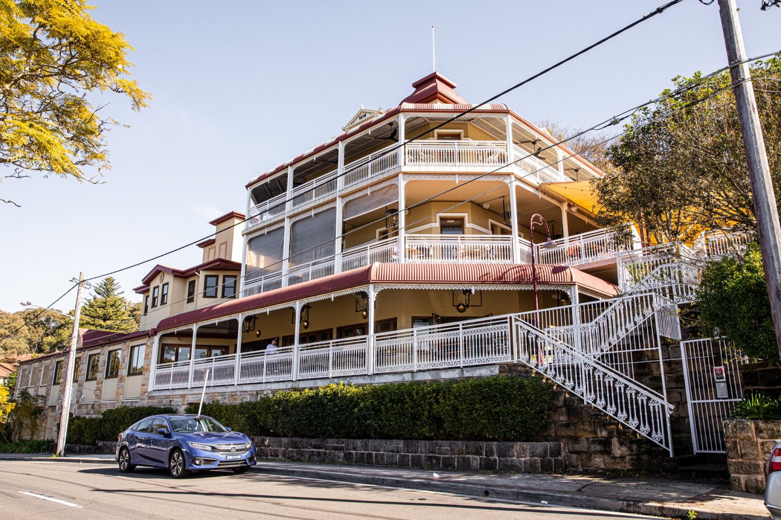 The Gravanis brothers put the Como Hotel in Sydney's south up for sale ...