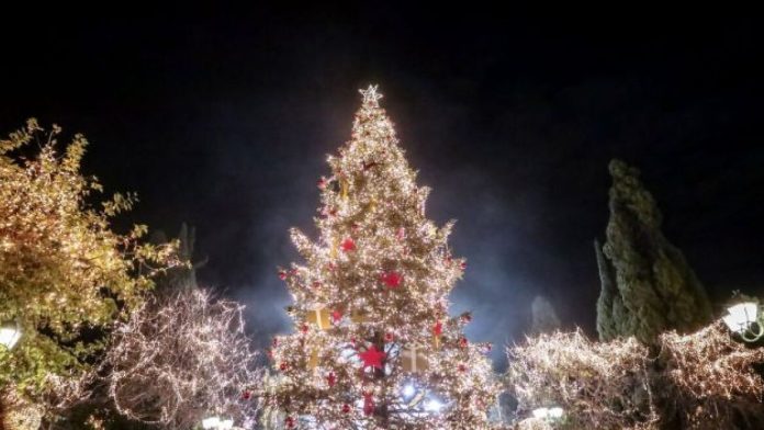 Christmas tree lit up in Athens' Syntagma Square – Greek Herald