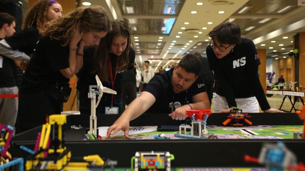 Sydney's Laconians help Spartan robotics team achieve championship ...