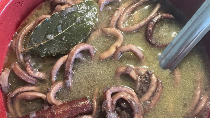 Squid with red wine: Niki Louca shares her favourite recipe – Greek Herald