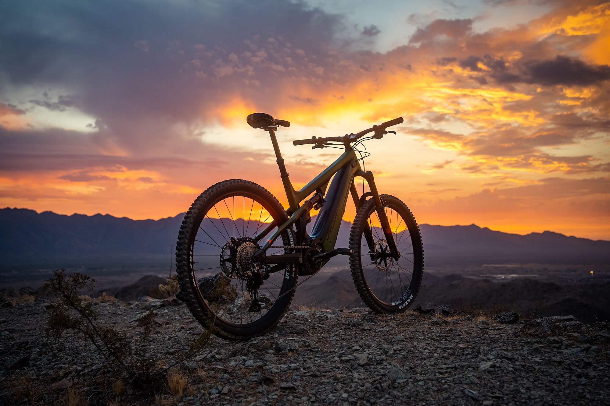 Pivot's New Shuttle Gets Fox 38, Shimano EP8 And Huge 726Wh Battery