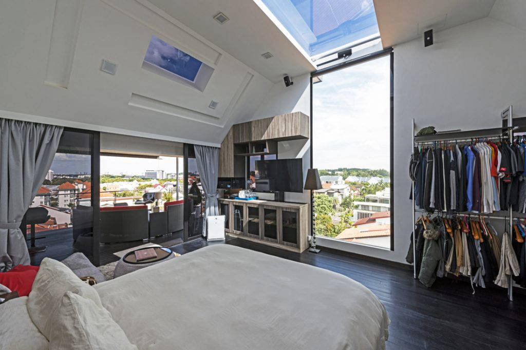 This house has an entertainment deck accesible only via the guest room ...