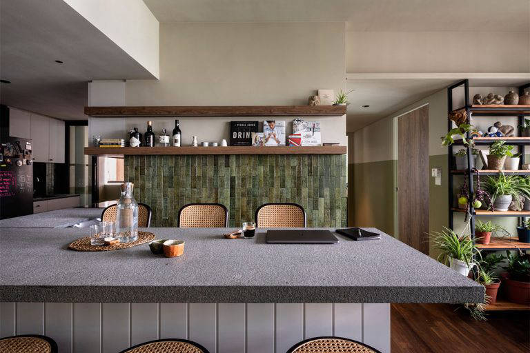 The secrets to fitting a good size kitchen in a three-room flat ...