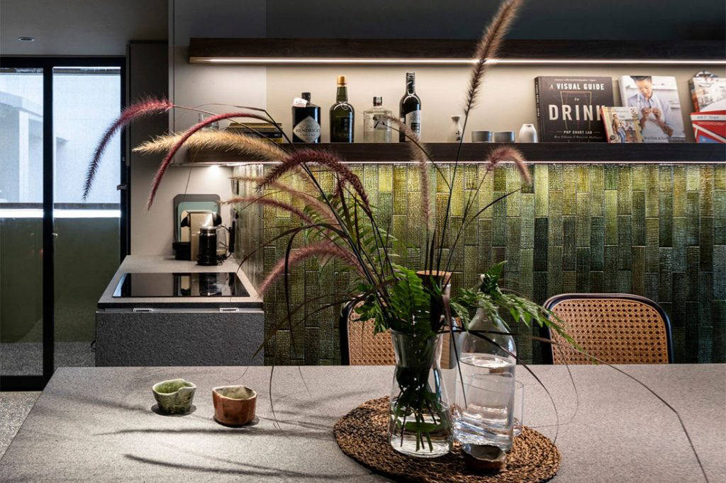 The secrets to fitting a good size kitchen in a three-room flat ...