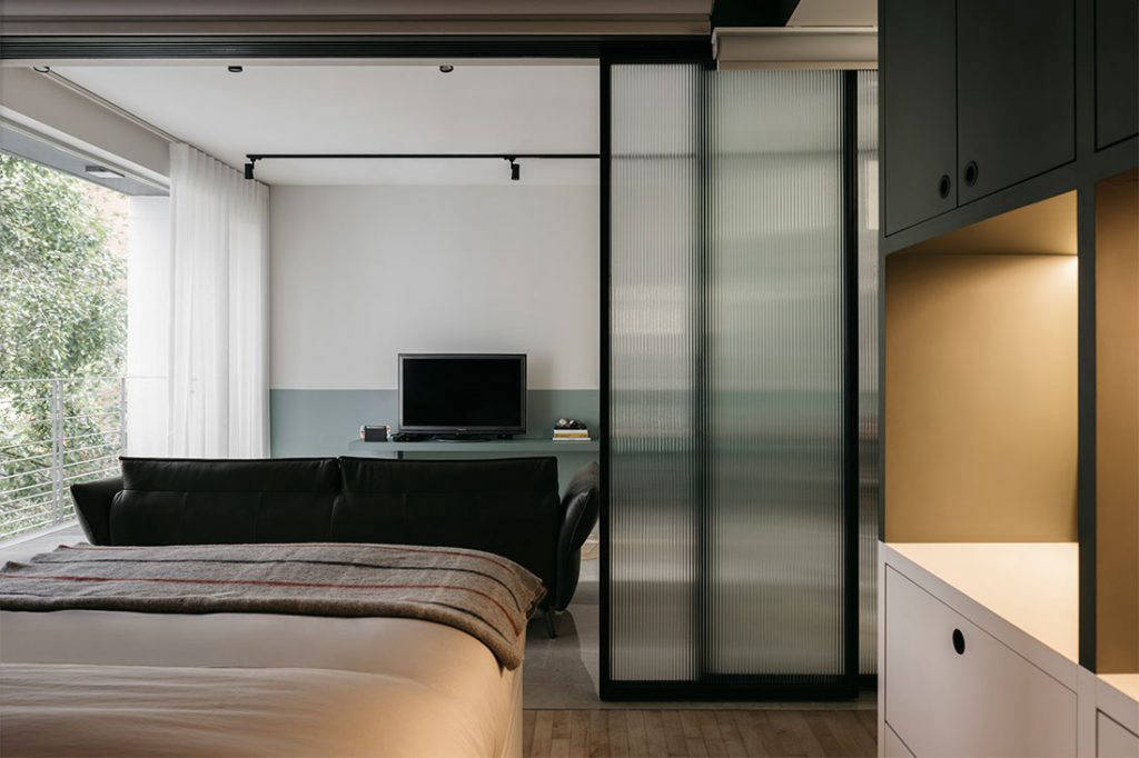Smart conversion of a one-bedroom apartment into an open space for two ...