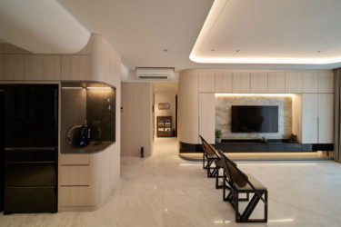 Smart conversion of a one-bedroom apartment into an open space for two ...