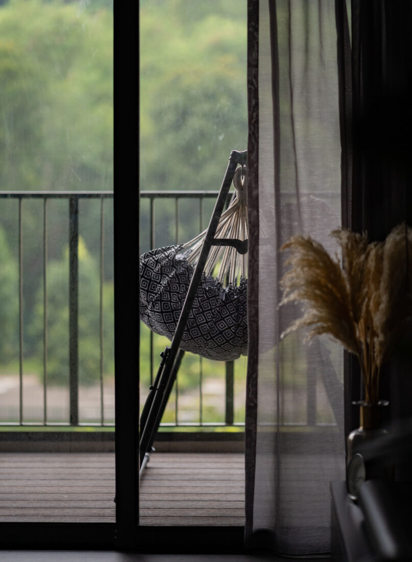 An unusual apartment with a dark theme | Lookbox Living