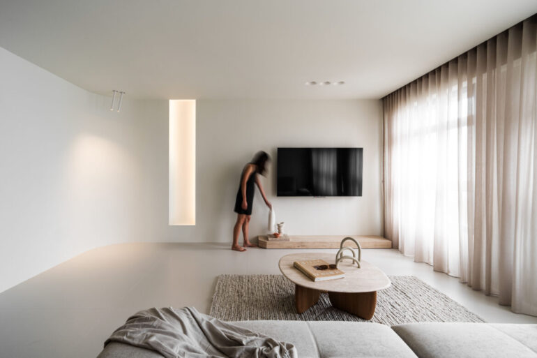 Smart conversion of a one-bedroom apartment into an open space for two ...